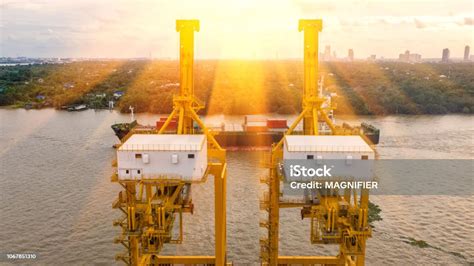 컨테이너 내보내기 및 가져오기 사업과 물류 배 크레인에 의해 항구 화물 배송 전송 국제 물 공중 보기 및 평면도입니다 0명에 대한 스톡 사진 및 기타 이미지 Istock