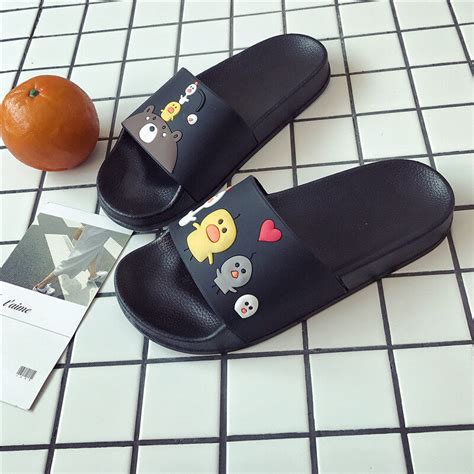 [ส่งเร็วพิเศษ ] พร้อมส่ง 1รองเท้าแตะผู้หญิง รองเท้าแตะยางพื้นนุ่มใส่สบาย （แนะนำให้ซื้อเพิ่ม1