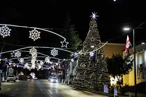 გურჯაანში მთავარი ნაძვის ხე და საახალწლო ილუმინაციები აინთო ფოტოები Knews Ge