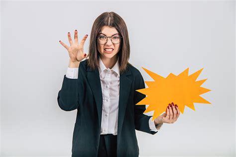 흥분한 젊은 사업가가 반짝이는 말풍선을 들고 이빨을 드러내며 화를 내며 아를의 제스처를 보였다 경영자에 대한 스톡 사진 및 기타 이미지 Istock