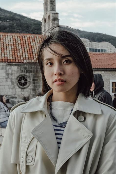 갈색 머리 관광객 도시 소도시 수직 쐈어 스타일 여성 여행 예쁜 젊은 초상화 캐주얼한 컨템포러리 코트