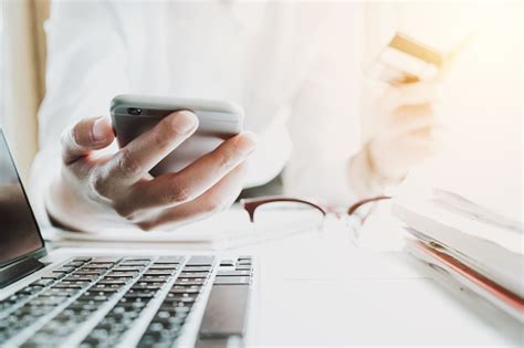 신용 카드를 들고와 집에서 노트북 컴퓨터를 사용 하 여 여자의 손을 닫습니다 온라인 쇼핑 개념 개념에 대한 스톡 사진 및 기타