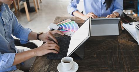 흰색 빈 화면 컴퓨터 태블릿과 문서가 있는 현대적인 나무 테이블에서 작업회의하는 비즈니스 개발 팀의 잘린 이미지 사진 Unsplash의 태국 이미지