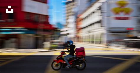 낮 동안 도로에서 오토바이를 타는 빨간 재킷을 입은 남자 사진 Unsplash의 무료 오토바이 이미지