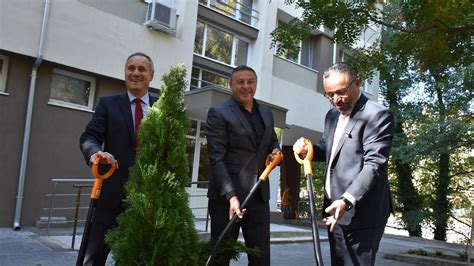 Кандидат кметът от ГЕРБ Атанас Камбитов присъства на откриване на нова детска площадка в