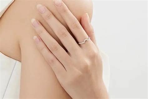 女子为什么不能左手戴戒指被认为不吉利会带来不幸 综合百科 懂了笔记