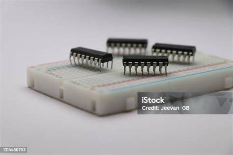 브레드 보드에 통합 된 칩 이나 Ic 칩 Dc 모터 및 스테퍼 모터를 제어하는 드라이버 Ic 반도체에 대한 스톡 사진 및 기타 이미지 Istock