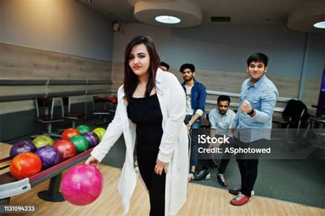 손에 공을 볼링 골목에 서 있는 동남 아시아 여자 여자는 던져 준비 하고있다 친구는 큰 소리로 그녀를 지원 합니다 개념에 대한 스톡 사진 및 기타 이미지 Istock