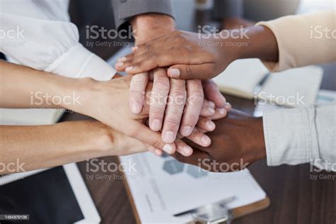 팀 빌딩 다양성 및 회의에서 비즈니스 사람들의 손은 우리의 비전과 사명을 위한 협력을 지원합니다 글로벌 팀워크 및 근로자가 목표