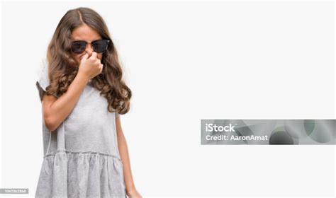 코에 선글라스 뭔가 냄새 나 고 역 겨 운 냄새 참을 냄새 손가락으로 잡고 호흡을 입고 갈색 히스패닉 소녀 나쁜 냄새 개념입니다 T 셔츠에 대한 스톡 사진 및 기타 이미지