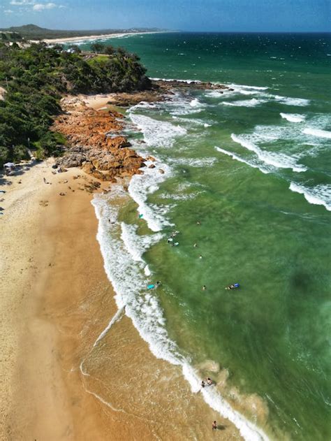 집 밖의 경치 고요한 공중 그림 같은 나무 녹색 레저 레크리에이션 모래 모래로 뒤덮인 모험 목가적인 물 바다 발가락모래 블루 서퍼 서핑