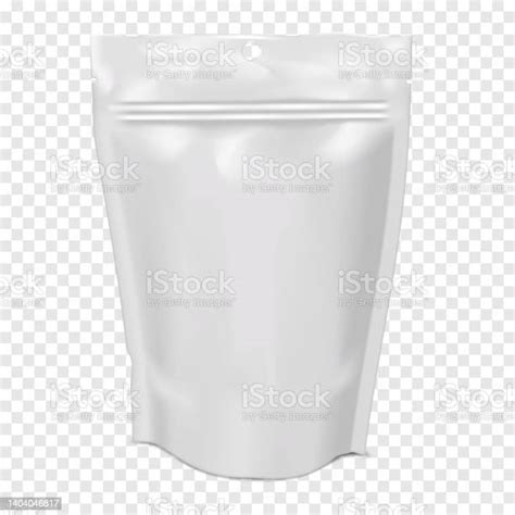 투명한 배경 벡터 모형에 빈 스탠드업 파우치 지퍼 잠금 장치 눈물 노치 및 펀치 구멍이있는 흰색 유연한 플라스틱 포장 가방으로 현실적인 모형을 매달아 놓습니다 디자인용