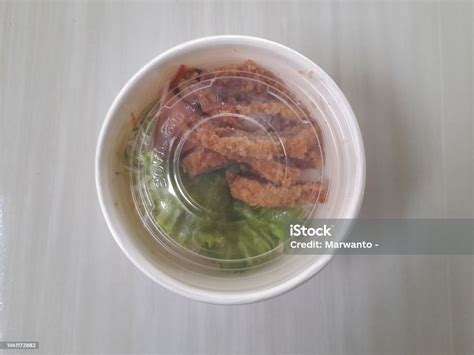 쌀 프라이드 치킨 조각 플라스틱 그릇에 양상추 잎으로 구성된 점심 메뉴 평면도 건강한 생활방식에 대한 스톡 사진 및 기타 이미지 건강한 생활방식 고기 굽기 Istock