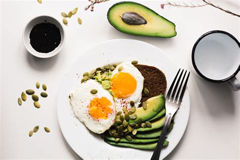 신선한 야채 아보카도 삶은 계란과 올리브 기름 및 빵과 호박 씨앗 샌드위치 건강 한 다이어트 또는 흰색 배경에 채식 음식 샐러드와 토스트에 Yolks입니다 상위 뷰 0명에