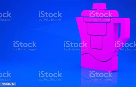 파란색 배경에 분리 된 필터 아이콘이있는 분홍색 물 주전자 미니멀리즘 개념 3d 일러스트레이션 3d 렌더링 3차원 형태에 대한 스톡 사진 및 기타 이미지 Istock