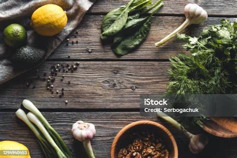 요리 녹색 허브 시금치 딜 파슬리 흰색 배경에 고립 된 나무 상자에 아보카도 고수에 대한 스톡 사진 및 기타 이미지 고수 골파 다양 Istock