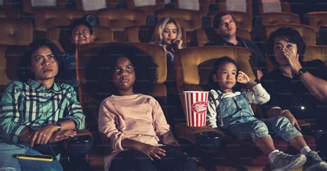 영화관 영화관에서 영화를 보는 사람들 그룹 레크리에이션 활동 및 엔터테인먼트 개념 사진 Unsplash의 사진술 이미지