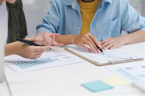 결과를 보여주는 그래프에 대해 논의하는 비즈니스 팀워크 개념을 닫습니다 프리미엄 사진