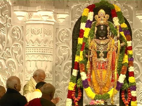 सोने का मुकुट श्यामल वर्ण मुख पर मुस्कान गर्भगृह में स्थापित