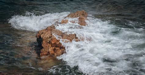 바다 한가운데에 있는 바위 사진 Unsplash의 거친 바다 이미지