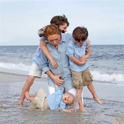 믿을 수 없을 만큼 어색한 가족 사진 포토 앨범에 넣기엔 전혀 부적합하다 Page 23