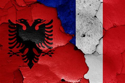 금이 벽에 그려진 알바니아와 프랑스의 국기 0명에 대한 스톡 사진 및 기타 이미지 0명 감소 개념 Istock