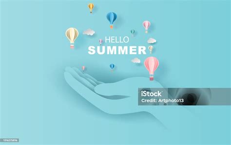 헬로 여름 핫 과 축제 포스터에 대한 공기 파란색 하늘 배경에 풍선 흰색 부동 과 선물 상자의 손 개념의 손바닥을 엽니 다 창조적 인 종이 공예 및 휴일 시즌으로 잘라 손에