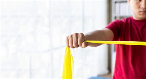 남성 척추 지압사 물리 치료사 또는 정형 외과 의사는 척추 측만증 또는 등 및 팔다리 통증으로 고통받는 환자를 검사합니다 재활물리치료병원의 환자 2명에 대한 스톡 사진 및