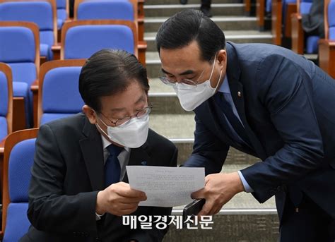 정치 현장 이모저모 포토 대화하는 이재명과 박홍근 ZUM 뉴스