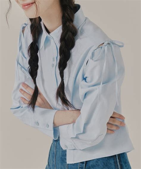 로맨틱크라운 숄더 오픈 리본 셔츠스카이 블루 위시버킷