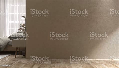 창문 블라인드 나무 침대 회색 담요 베개 쪽모이 세공 마루 바닥의 침대 옆 탁자에서 햇빛이 비치는 현대적이고 고급스러운 침실의 빈 베이지색 갈색 벽 0명에 대한 스톡 사진