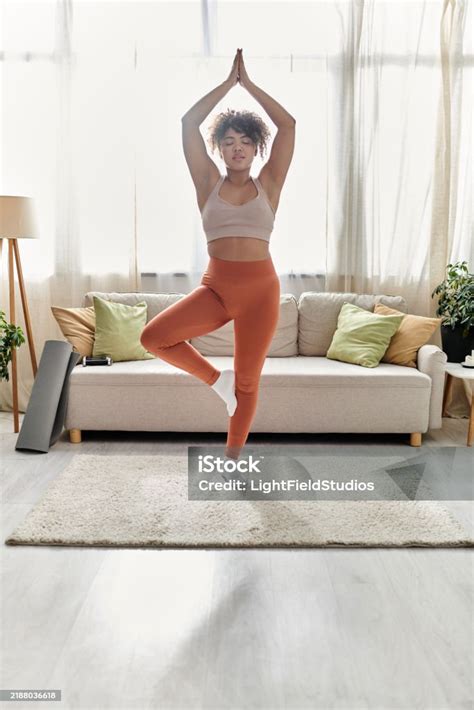 밝고 현대적인 아파트 환경에서 요가를 연습하는 젊은 아프리카 계 미국인 여성 25 29세에 대한 스톡 사진 및 기타 이미지 25 29세 가정 생활 건강한 생활방식