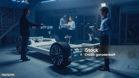 3d 컨셉을 위해 Cad 소프트웨어를 사용하여 전기 자동차 플랫폼 섀시 프로토타입을 작업하는 자동차 설계 엔지니어 타이어