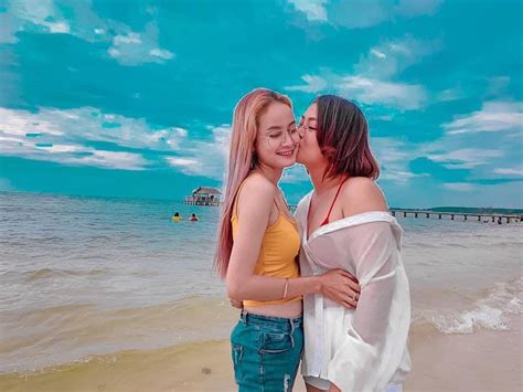 កាន់តែផ្អែមល្ហែមខ្លាំងតារាស្រីមួយគូទៀតបង្ហាញស្នេហាភេទដូចគ្នាដោយបើកចំហរ