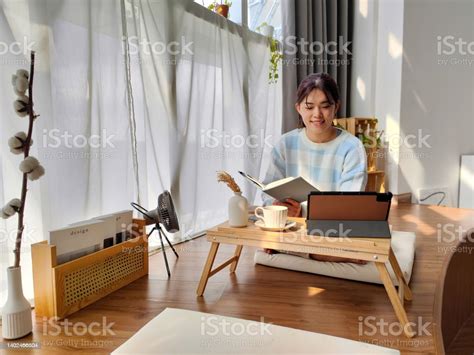 거실에서 집에서 노트북으로 작업하는 젊은 아시아 여성 30 34세에 대한 스톡 사진 및 기타 이미지 30 34세 가정 생활 거실 Istock