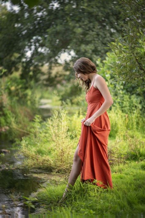 Девушка в лесу возле ручья Деревенская девушка Фотосессия позы Фотосессия