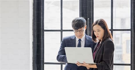 비즈니스 동료 노트북 노트북 컴퓨터의 사람들과 사무실에서 함께 일하는 이야기 사진 Unsplash의 사업 이미지