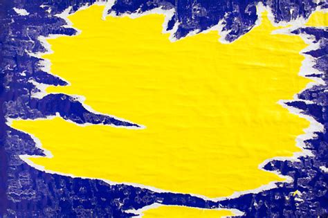 접착제 질감 배경의 더러운 흔적이있는 광고판에 노란색과 파란색구겨 찢어지고 벗겨지는 종이 포스터 텍스트에 사용할 수 있습니다 0