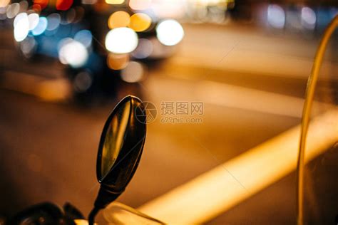 摩托车助力车后视镜的散焦模糊视图与背景中行驶的相邻汽车的高清图片下载 正版图片503799765 摄图网