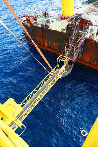 생산 석유 및 가스를 위한 해양 건설 플랫폼 석유 및 가스 산업과 근면 제어실에서 수동 및 자동 기능에 의해 생산 플랫폼 및 작동 프로세스 공장 산업 건물에 대한 스톡 사진