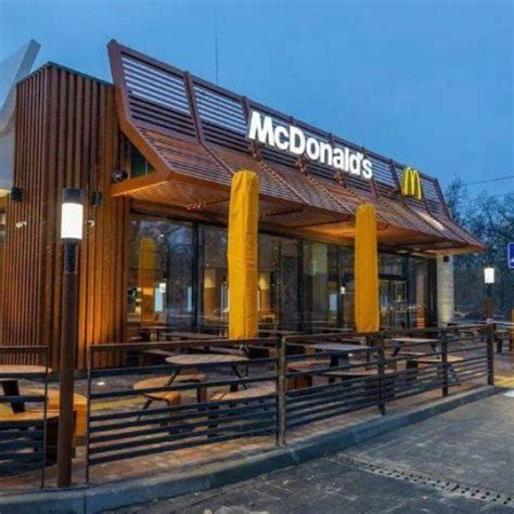 У Києві Mcdonalds на Севастопольській площі відкрився після ремонту