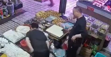 迷药？摊主被陌生男贴膏药后立即倒地！警方深夜通报腾讯新闻