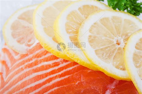冰上鲑鱼高清图片下载 正版图片322046394 摄图网