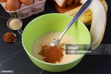 바나나 빵 푸딩 베이킹을 위해 혼합물에 첨가된 계피 파우더 클로즈업 0명에 대한 스톡 사진 및 기타 이미지 0명 가루 설탕 갈색 Istock