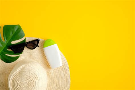 해변 모자 열대 잎과 선글라스노란색 배경에 선스크린 로션 병 복사 공간이 있는 맨 위 뷰입니다 자외선 차단 화장품 여름 스킨 케어 컨셉 0명에 대한 스톡 사진 및 기타