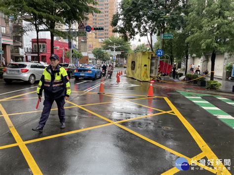 吊車司機緊急煞車 起重機翻覆壓毀小貨車 蕃新聞