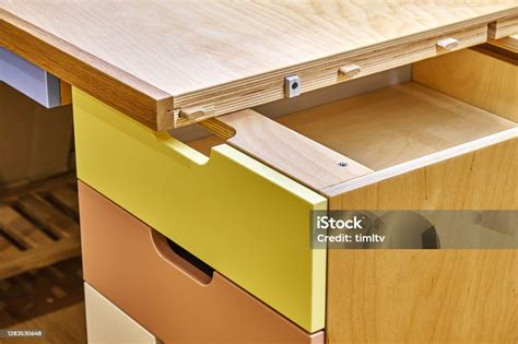 조립 중에 여러 가지 색상 서랍이있는 합판 책상 클로즈업 0명에 대한 스톡 사진 및 기타 이미지 0명 가구 가정의 방 Istock