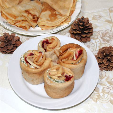 Яичный блинчик с творожным сыром малосольной красной рыбой огурчиком и икрой рецепт с фото