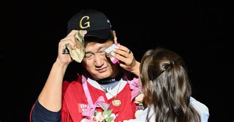 이대호 눈물 닦아주는 부인 [사진]