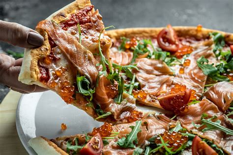 여자손 연어 붉은 캐비어 토마토와 아라굴라 슬라이스 피자를 잡고 전통 이탈리아 요리 맛있는 아침 식사 또는 간식 그릇에 대한 스톡 사진 및 기타 이미지 Istock